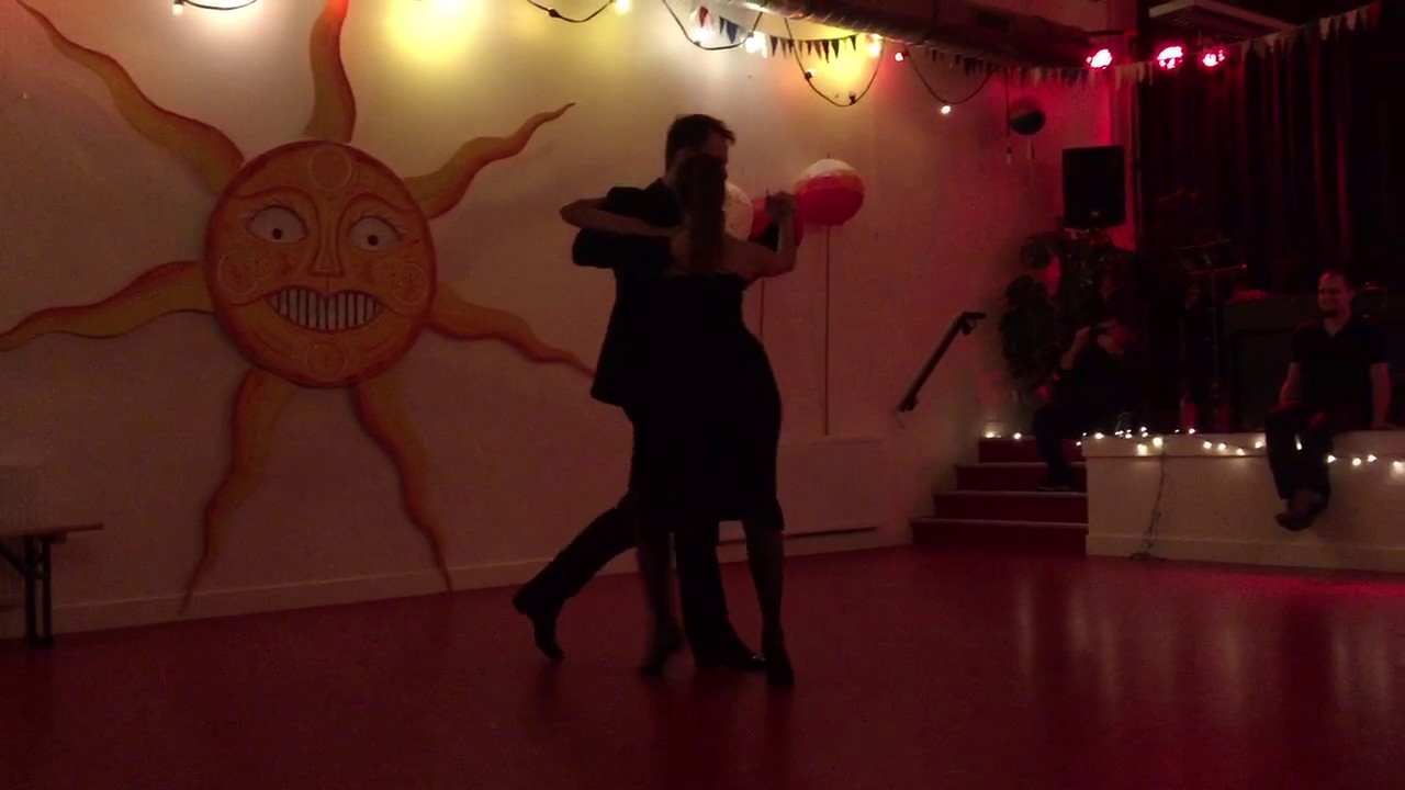Ruth & Kersten improvisan "Viviane de Paris" Tango de Tanturi - YouTube
