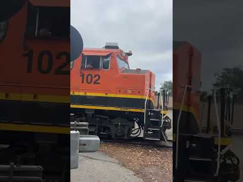 BNSF 102 leads the local back towards Watson Yard after passing Cabrillo Ave - YouTube
