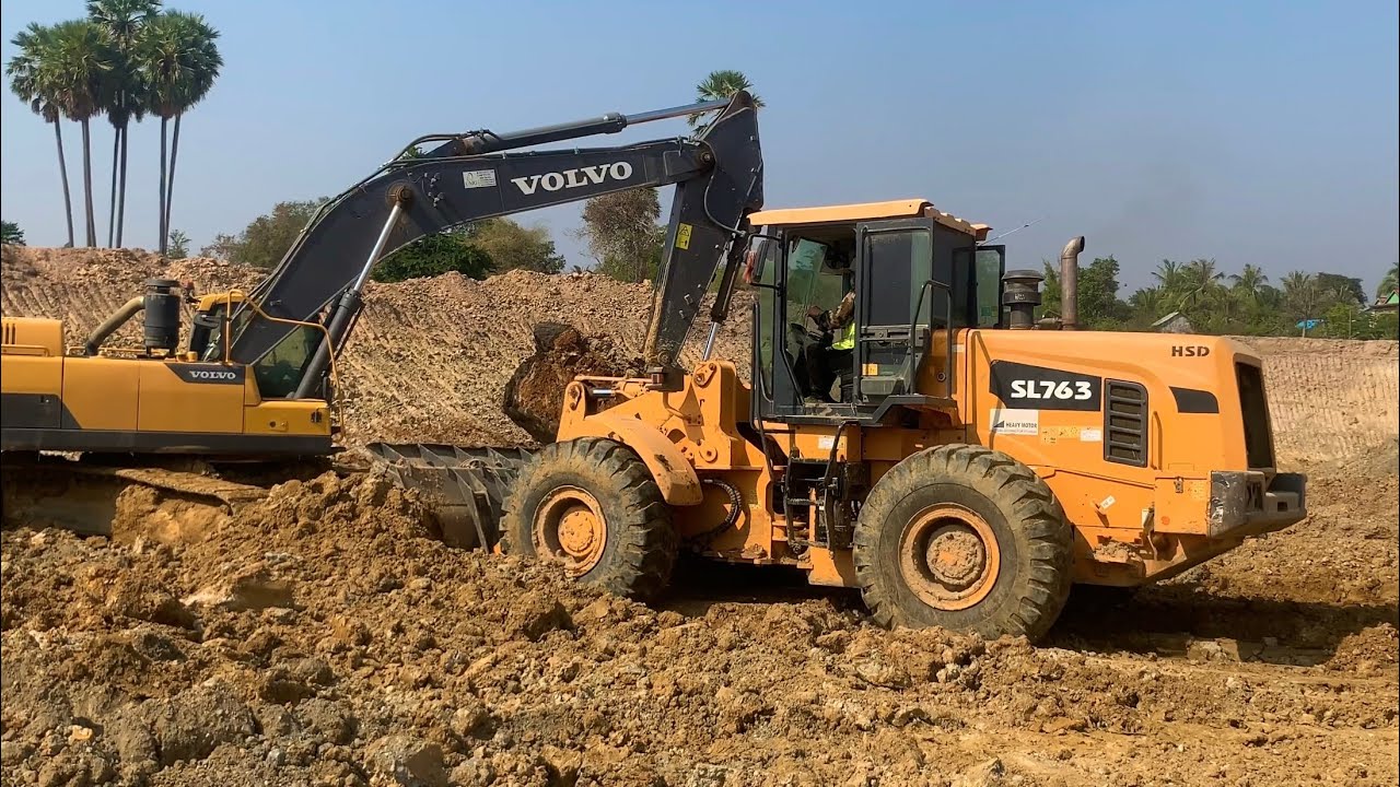 Wheels loader Push Excavator Digging Up Dump Truck សាសើរុញដីធ្វើផ្លូវ ...
