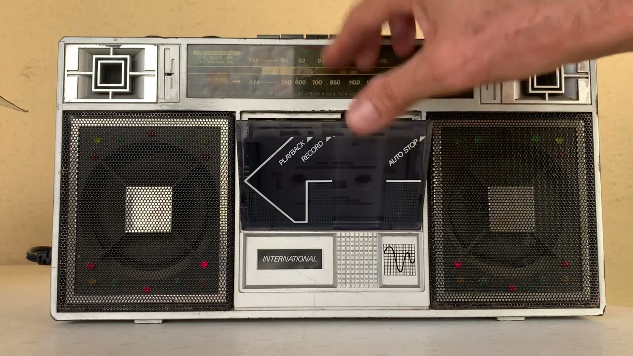 International SCR-119 DISCOLITE RADIORECORDER - YouTube