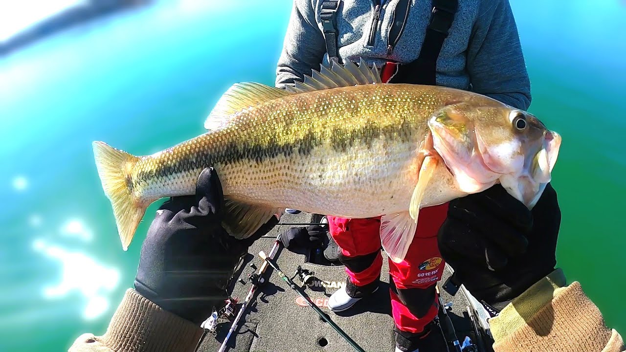 Bass fishing offshore in the winter on Lake Keowee S.C - YouTube