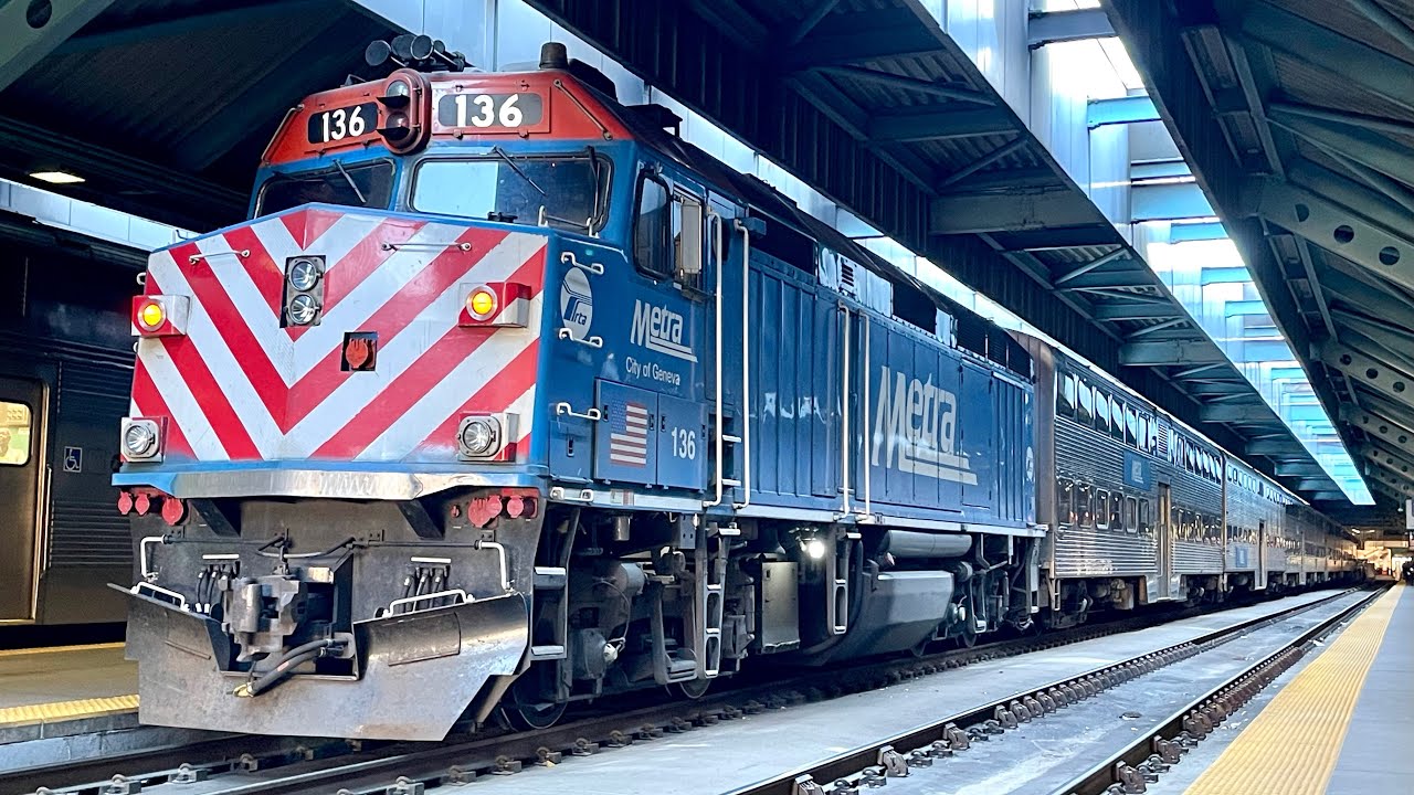 Metra 131 at Lombard - YouTube