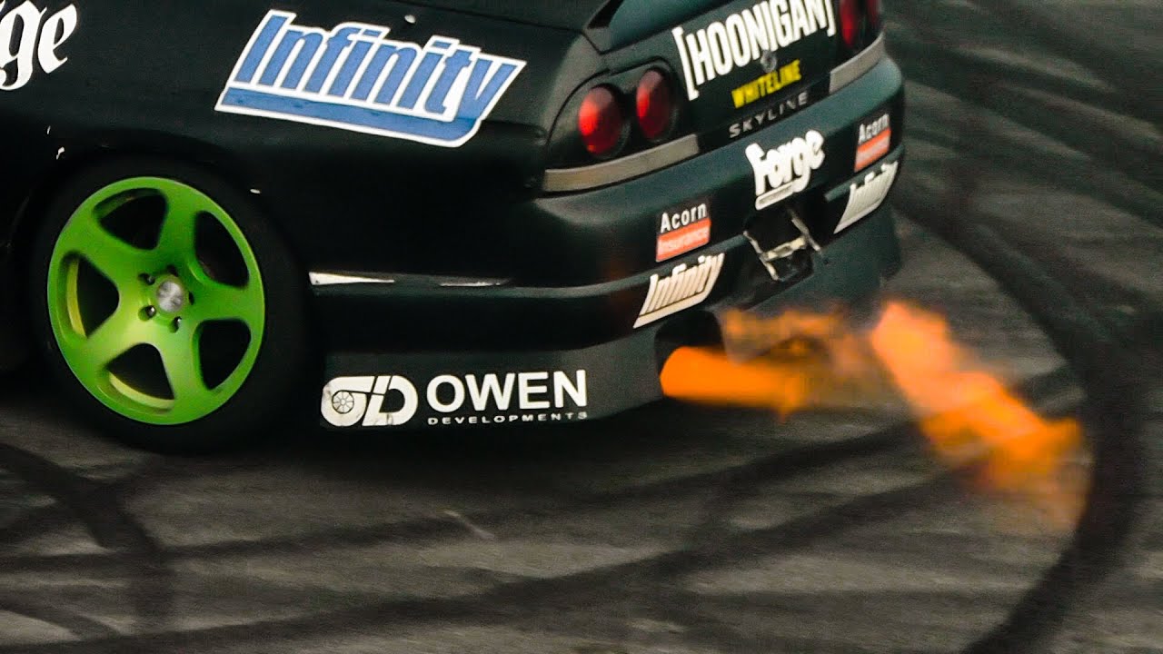 NIssan Skyline GT-R R33 SHOOTING FLAMES + Big Burnout - YouTube