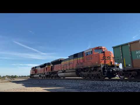 10-14-2024 Rare BNSF SD70ACe 8520 With Laggy K5LA, and BNSF SD70MACe Leading the C-NRMMHS - YouTube