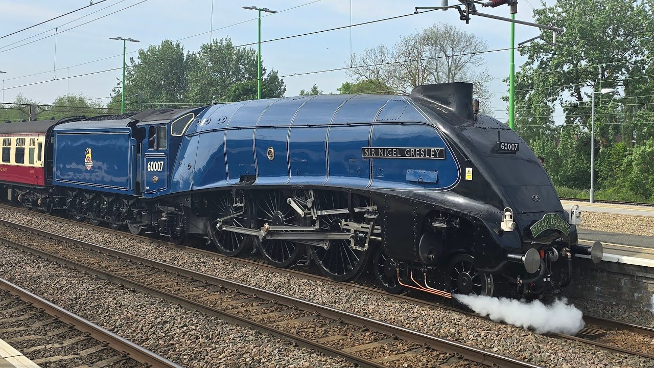 Sir Nigel Gresley at Northampton - YouTube
