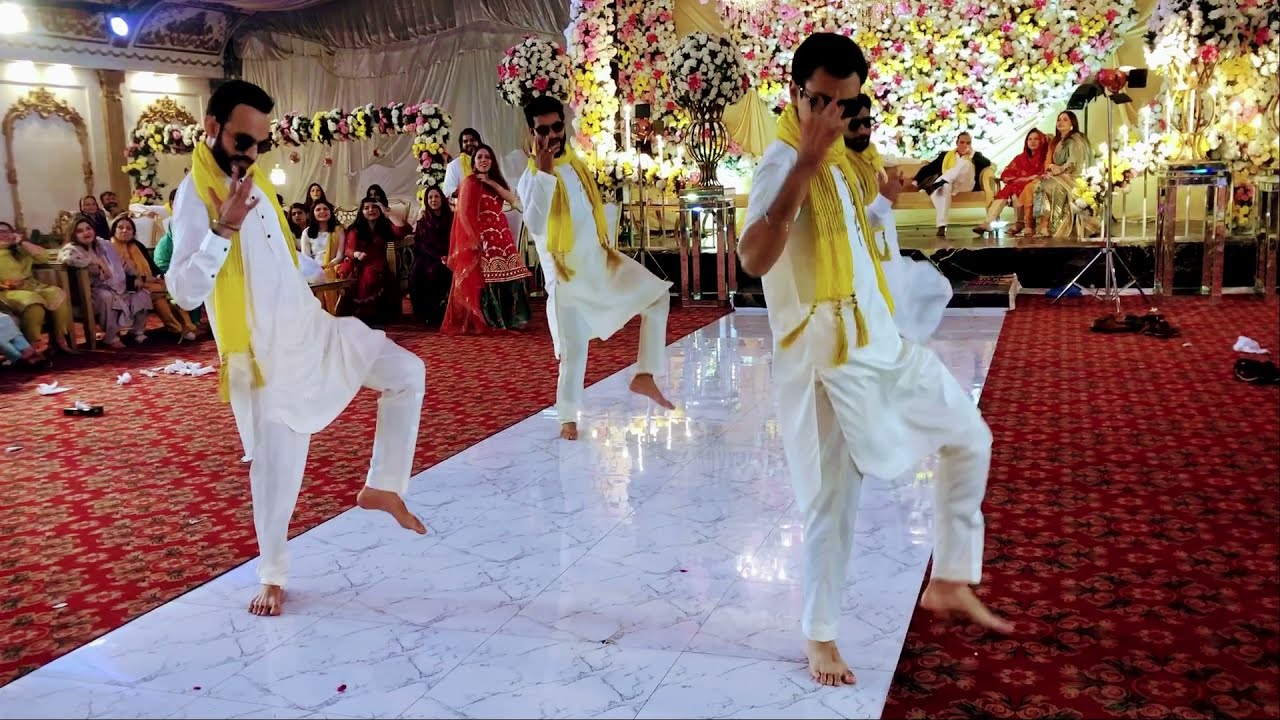 Pakistani Wedding Mehndi Dance (Song: Nach Panjaban) - YouTube