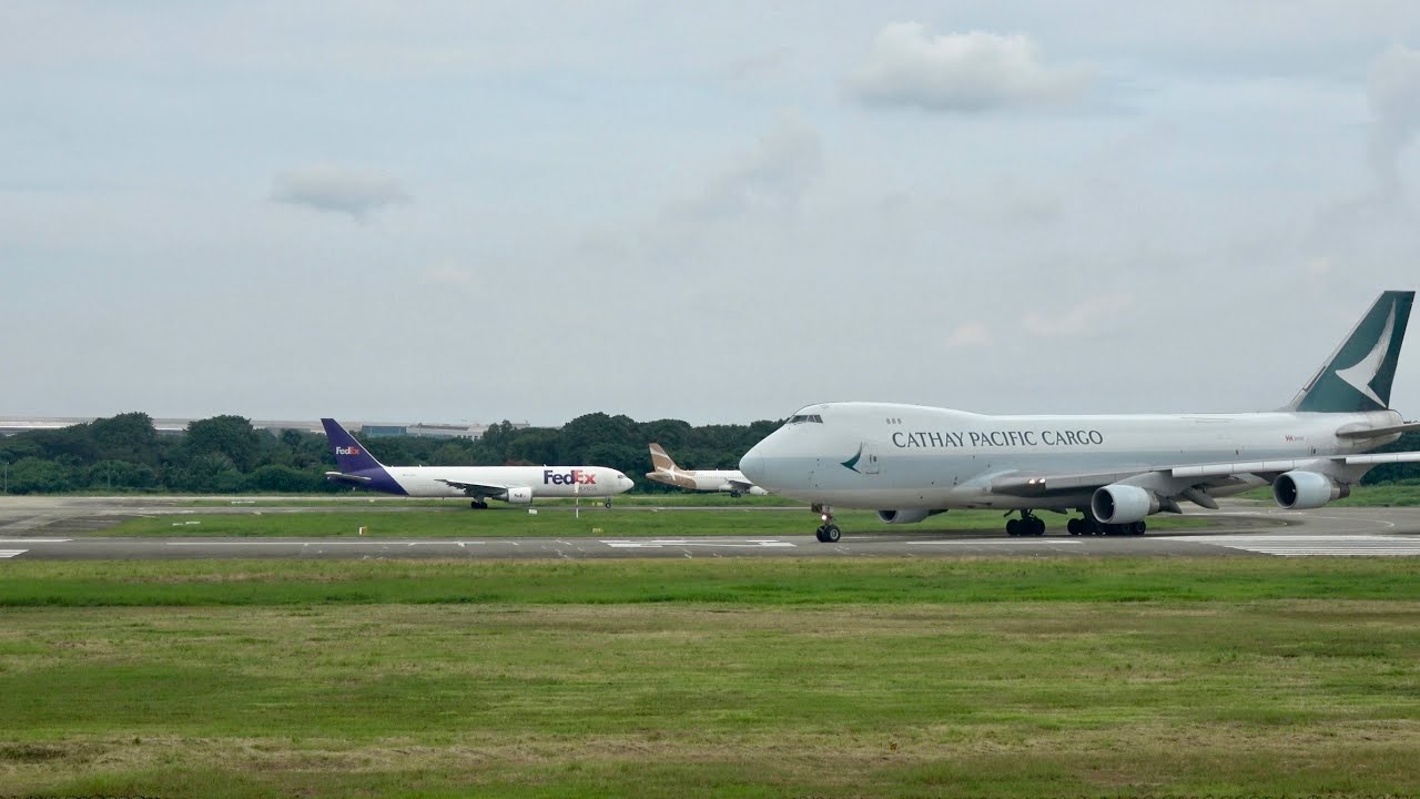 Pesawat Cargo SUPER JUMBO Cathay Pacific Boeing 747 Take Off di Bandara ...