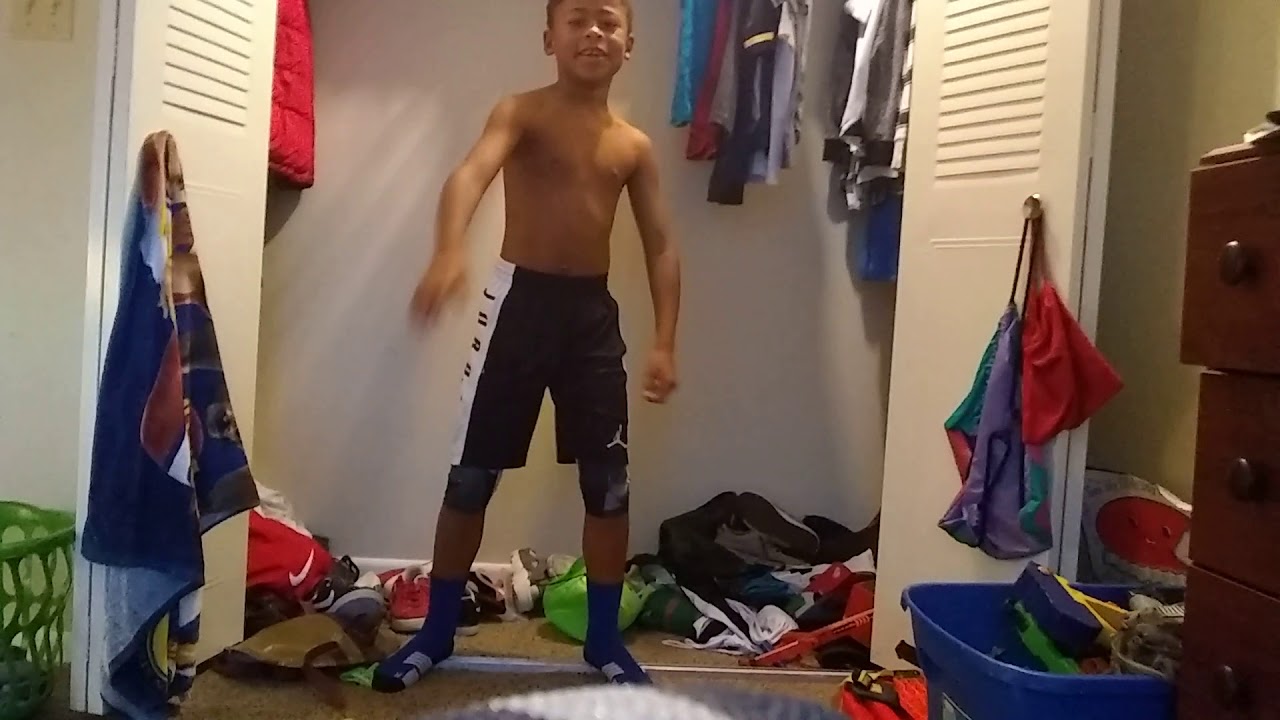 Yo mama smell like doodoo - YouTube