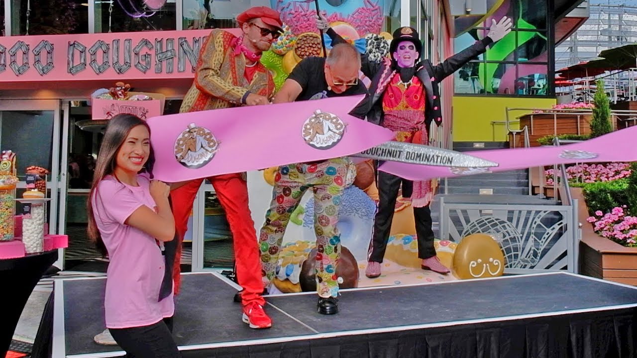 Voodoo Doughnut officially opens at Universal Orlando CityWalk - YouTube