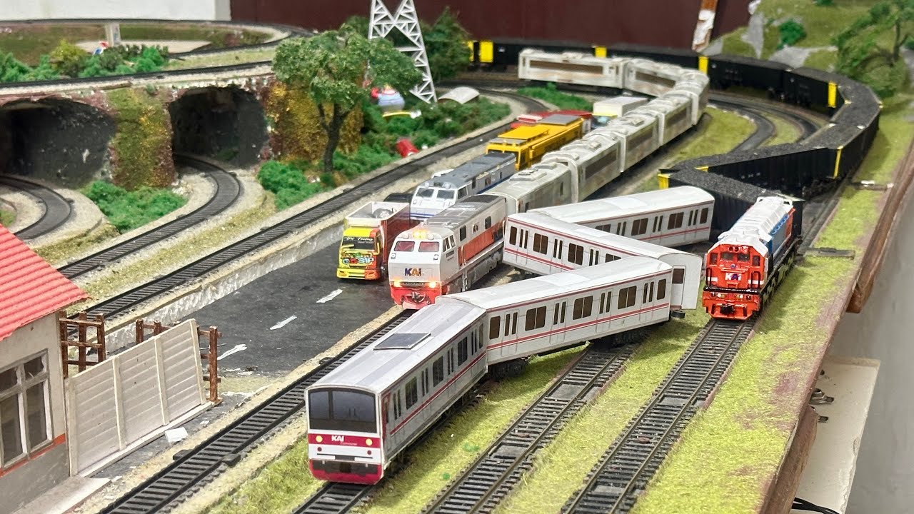 Merakit Kereta api Babaranjang CC205 & KA Serayu CC203 anjlok terpental ...