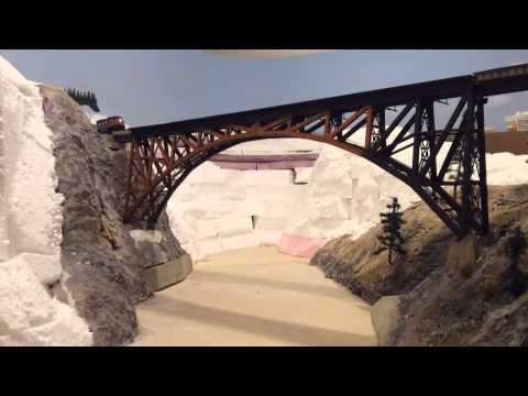 N scale Cisco bridge test run. - YouTube