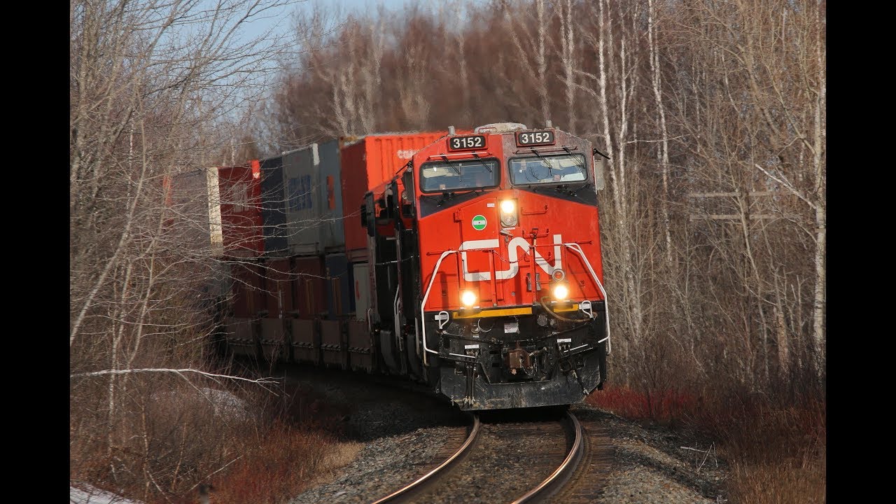 New CN 3152 leading a late Q120 into Moncton. - YouTube
