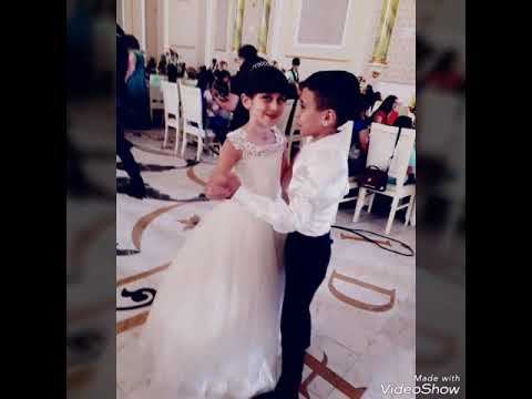 Gozlerinle yox ezizim ellerinle sev meni