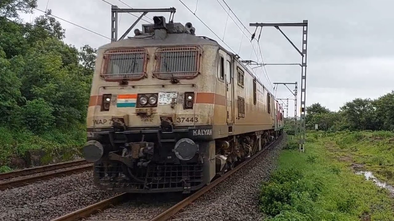 KYN WAP-7 Led MAS-CSMT Superfast Express Speeds Towards Kalyan - YouTube