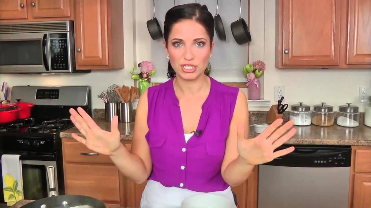 Laura in the Kitchen - 酪梨醬水波蛋吐司 - YouTube