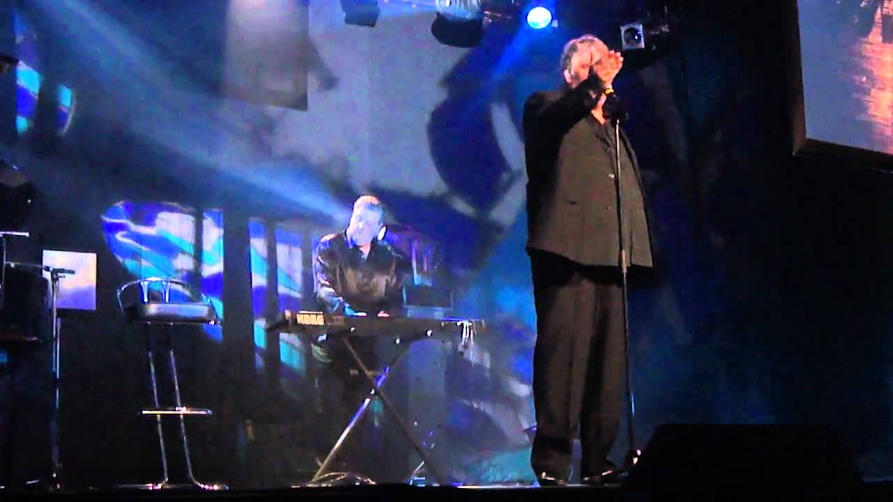 Alain SEBBAH chante" Elle est entrée dans L'église" au Synthétiseur ...