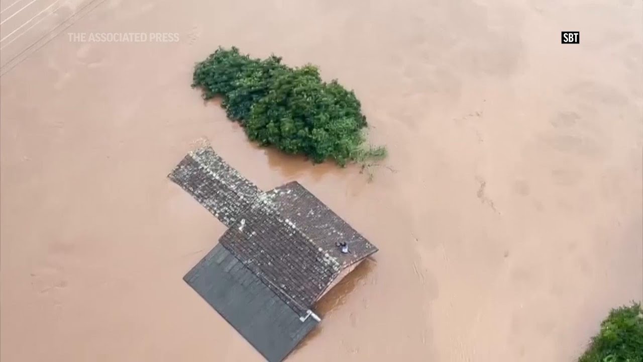 Dramatic scenes as deadly extratropical cyclone hits Brazil state - YouTube
