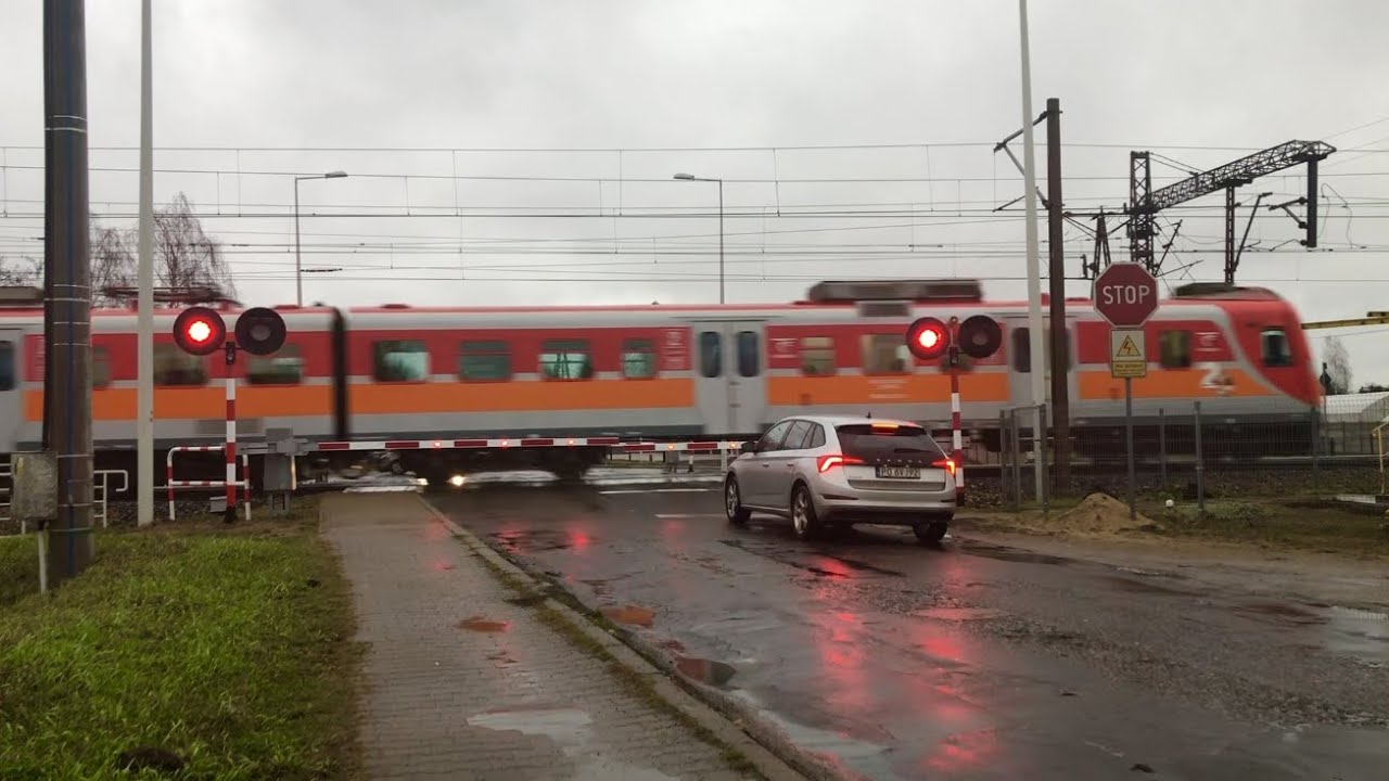 Przejazd kolejowy Robakowo, ul. Szkolna // Polish Railroad Crossing ...