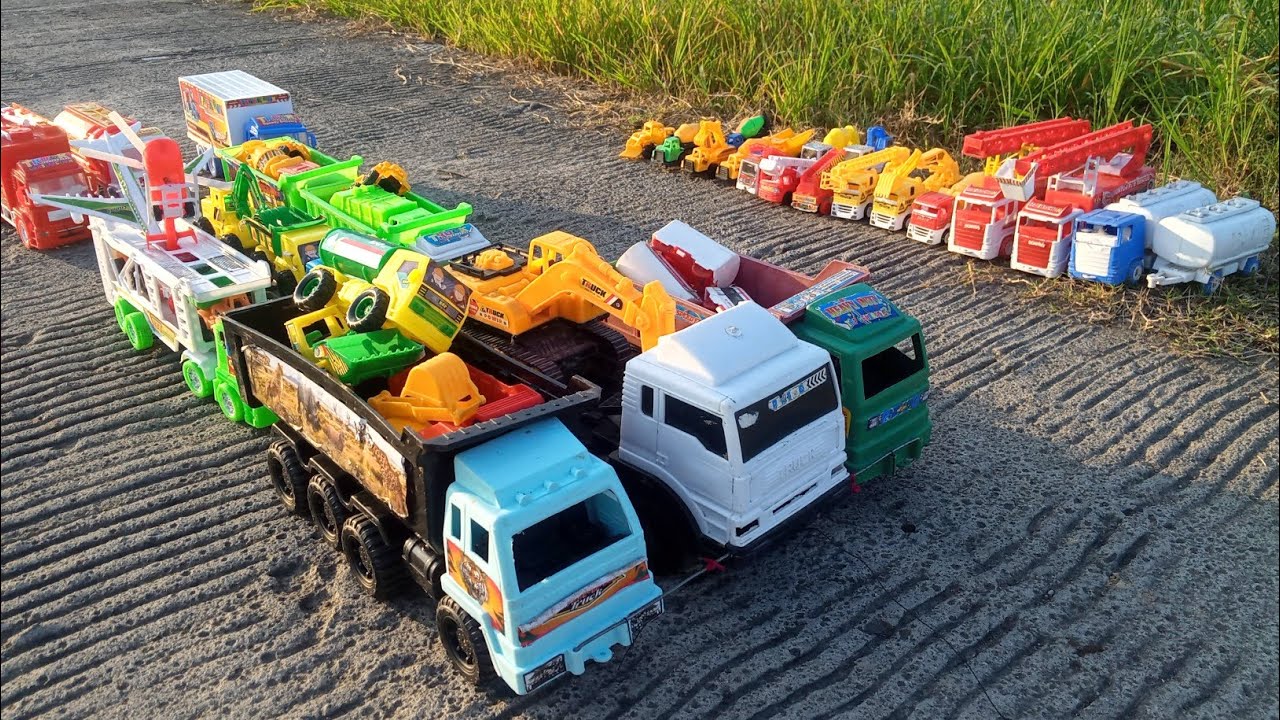 mainan truk tronton panjang penuh mainan membawa mainan alat berat,truk ...