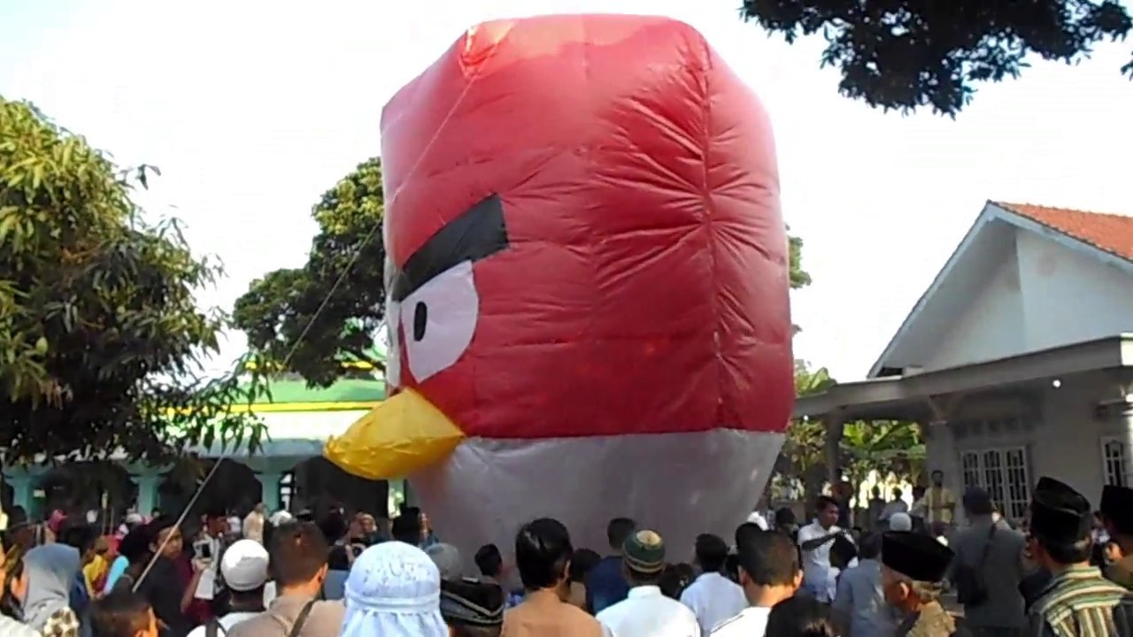Tradisi Menerbangkan Balon Raksasa Angry Bird & Perang Bom Mercon di ...