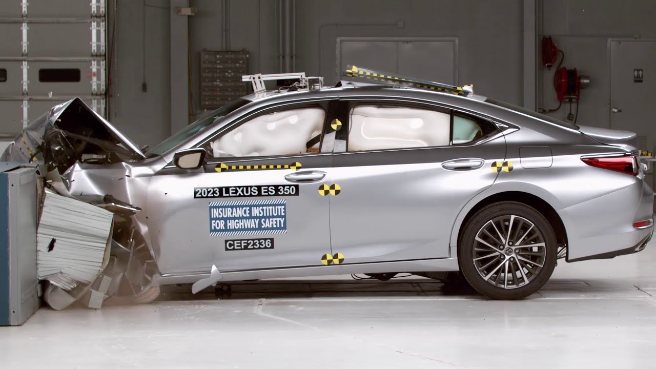 2023 Lexus ES 350 updated moderate overlap crash test (extended footage ...