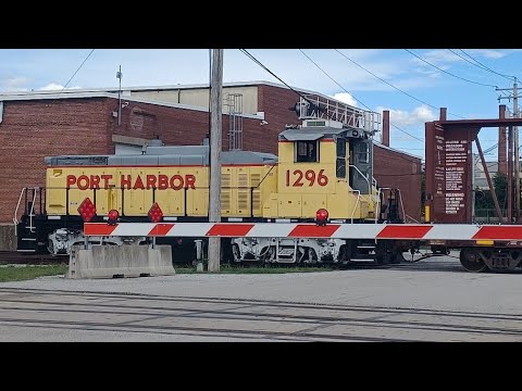 Port Harbor 1296 switching around Granite City, IL - YouTube