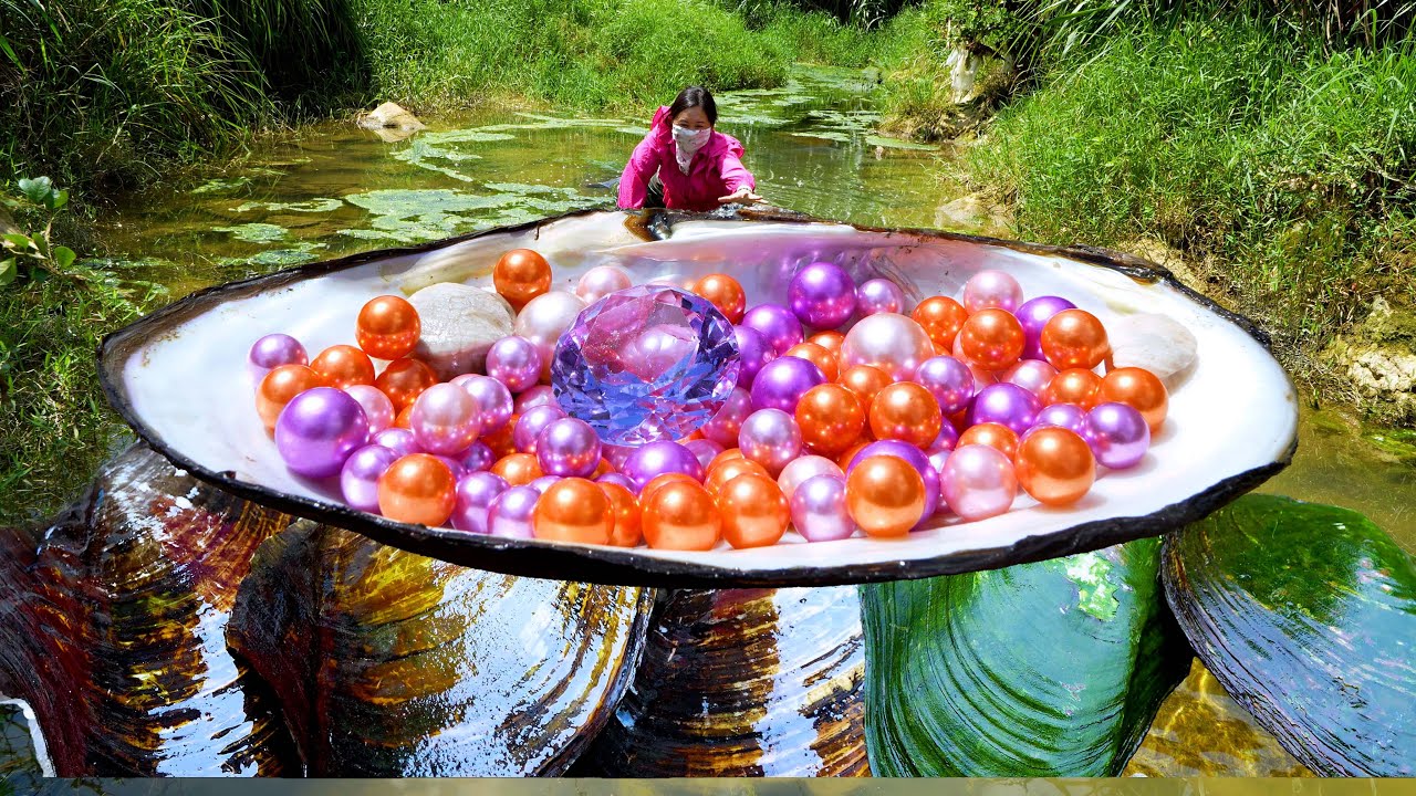 😱😱Prying open the giant clam, filled with beautiful and dazzling pearls ...
