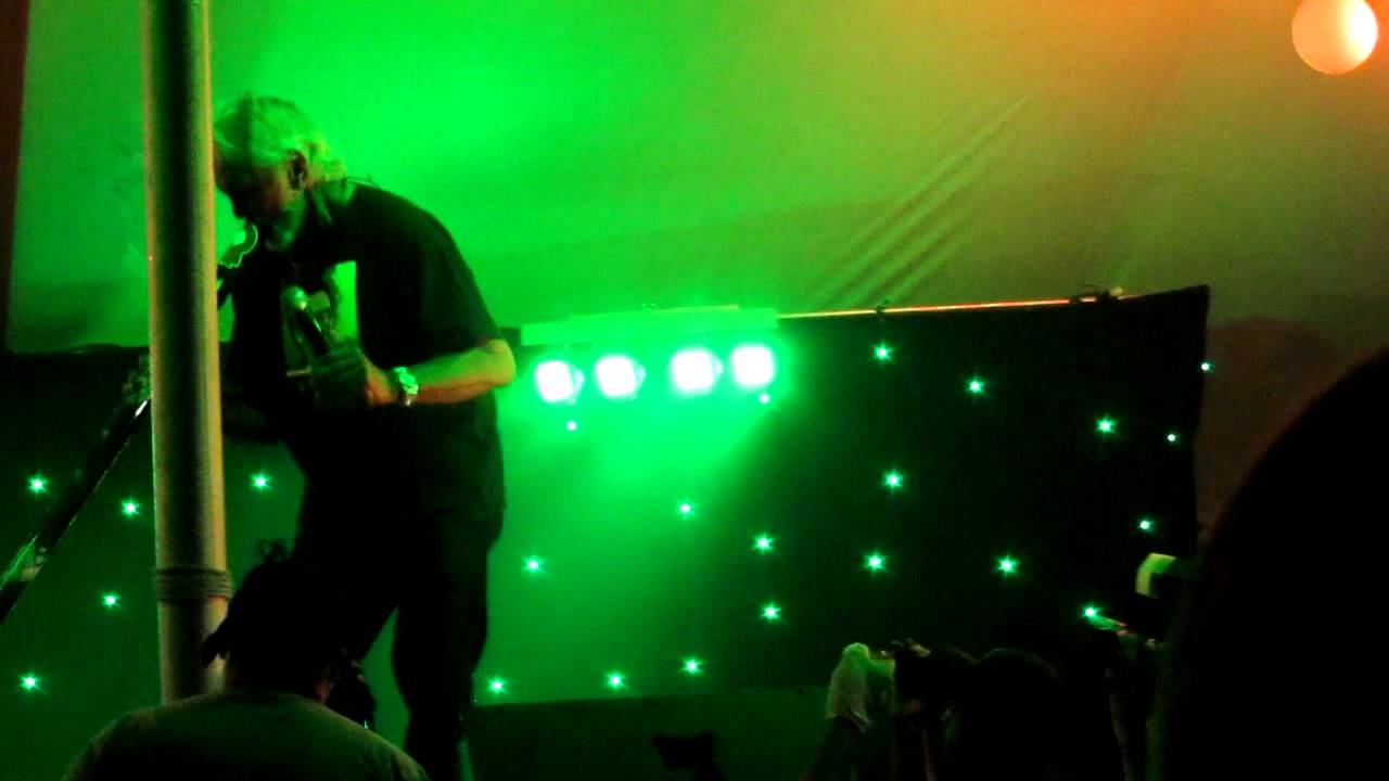 Tommy Chong Hittin A 6 Foot Bong @ GOTJ - YouTube