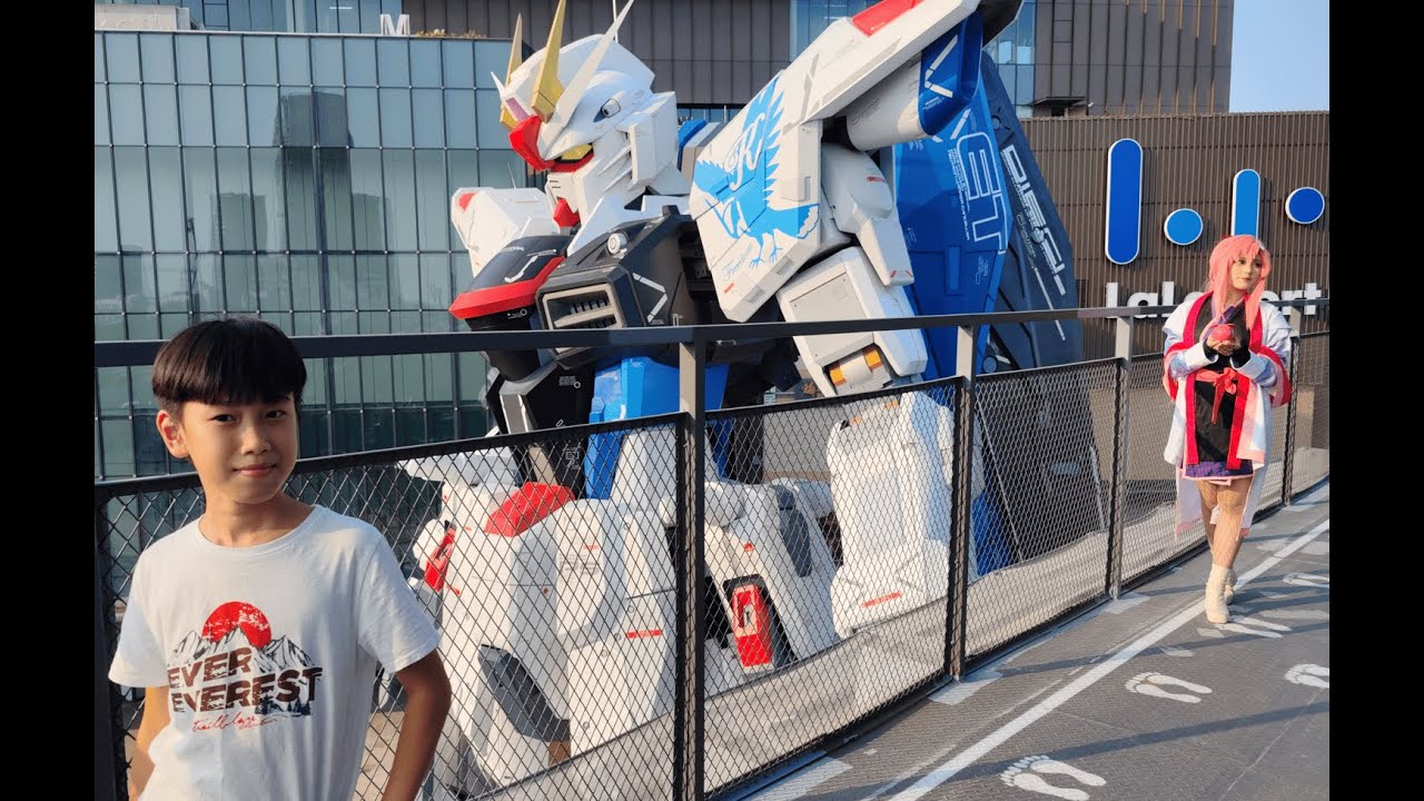 The Gundam Base @Shanghai REAL FREEDOM GUNDOM - YouTube