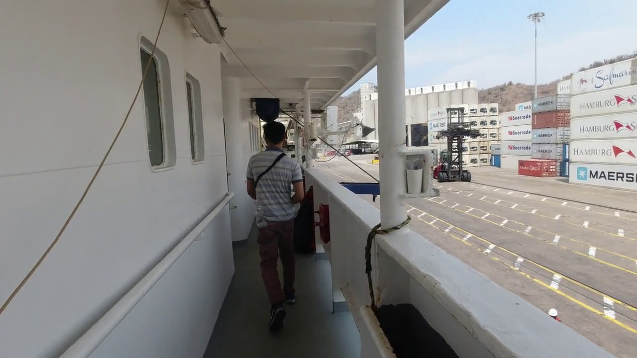 Piloting a reefer ship ¨Dole Europa¨ - YouTube