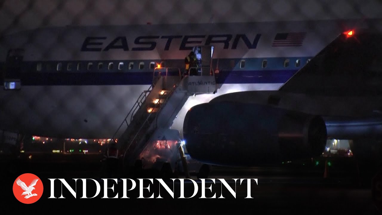 Migrant flight headed for New York diverted to Philadelphia - YouTube