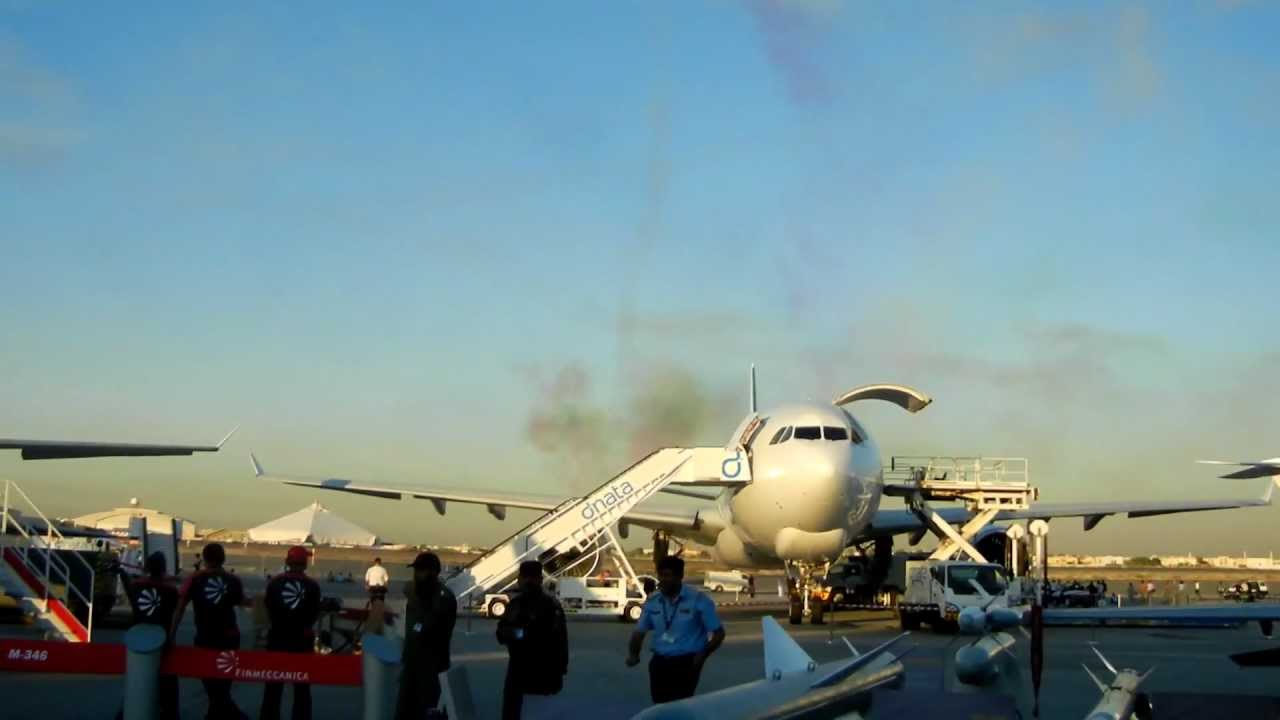 AIRSHOW ......... JET FALLING DOWN... - YouTube