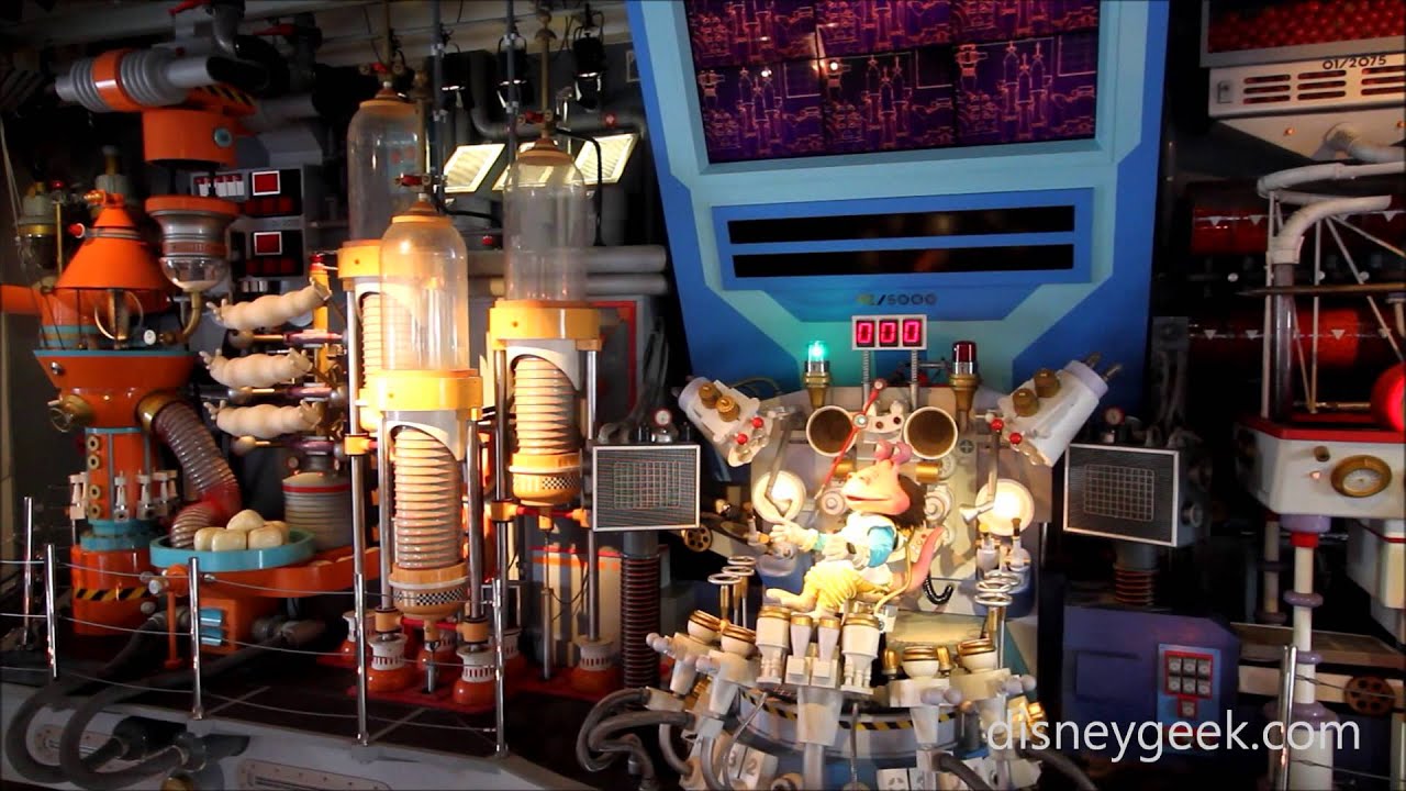 Tokyo Disneyland: Pan Galactic Pizza Port - Pizza Demonstration by Tony ...