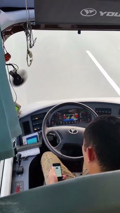Driver texting while driving Shanghai to Yiwu long distance bus - YouTube