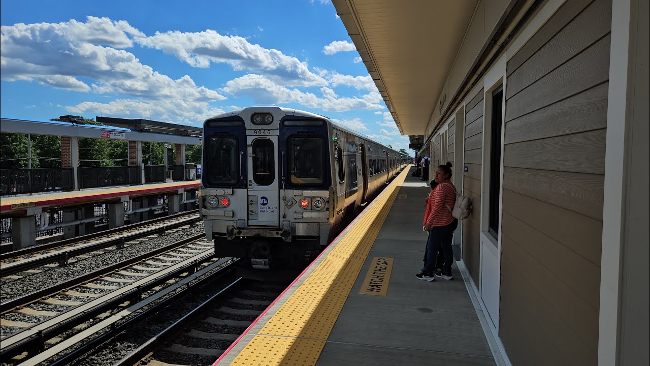 Long Island Railroad [LIRR] Main Line Weekend Action @ Westbury - YouTube