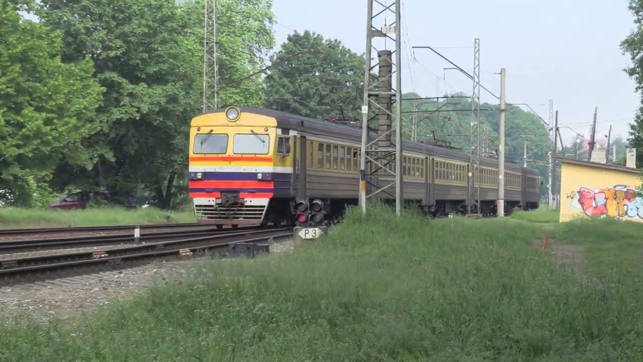 Электропоезд ЭР2-1317 на ст. Саркандаугава / ER2-1317 EMU at ...