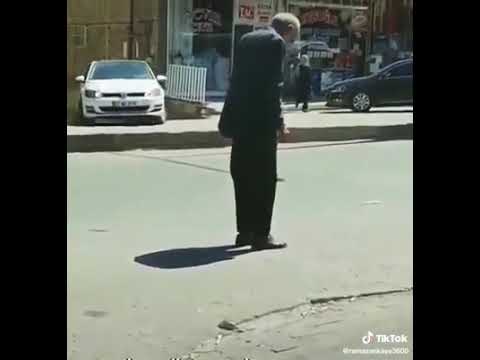 Sevdiği başkasıyla evlenince, 40 senedir böyle deli divane gezen amcamiz.