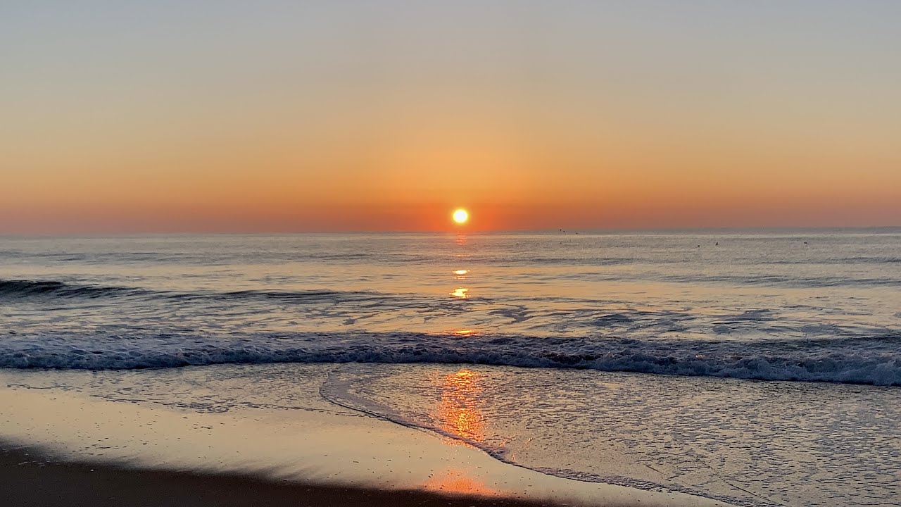 Perfect Cloudless Sunrise at the Beach with Beautiful Crashing Waves ...