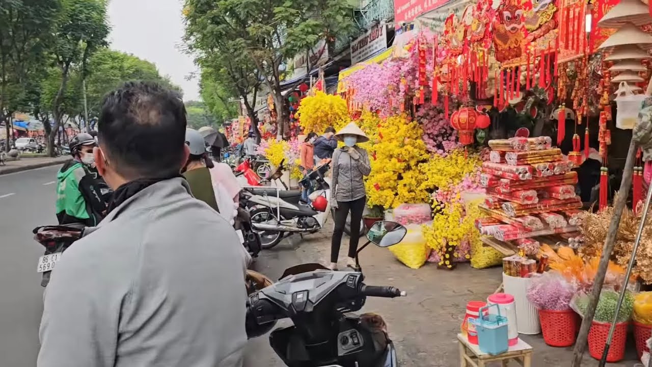 Saigon Tet Market 2025 Street selling Tet decorations - YouTube
