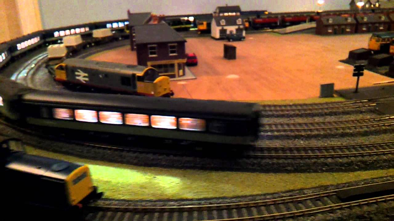 Bachmann Class 55 with blue pullman coaches - YouTube
