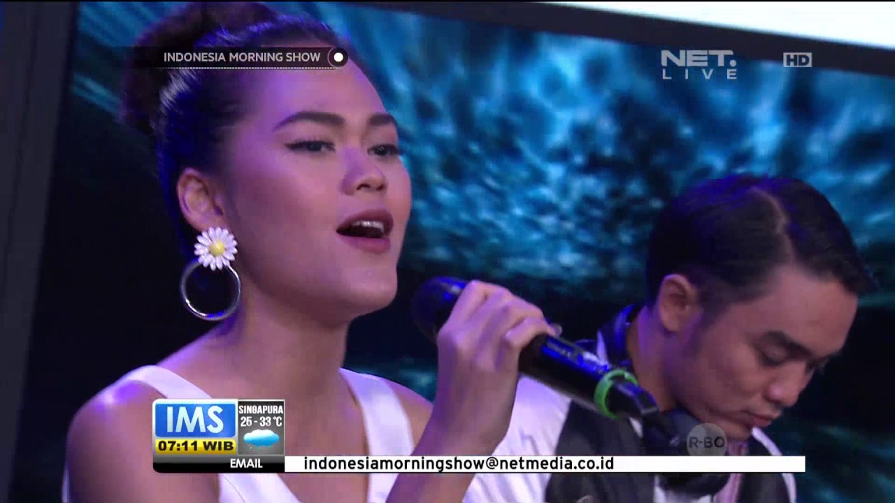 Dipha Barus Ft. Kallulla - Mind (Jack U Cover) - Live at IMS - YouTube