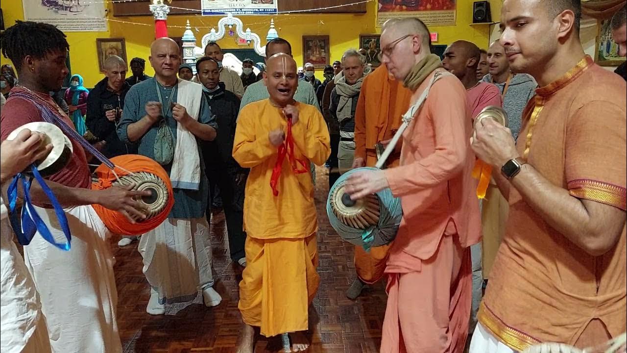 Yugal Kishore Prabhu Chants Hare Krishna at the ISKCON NYC Sunday Feast - YouTube