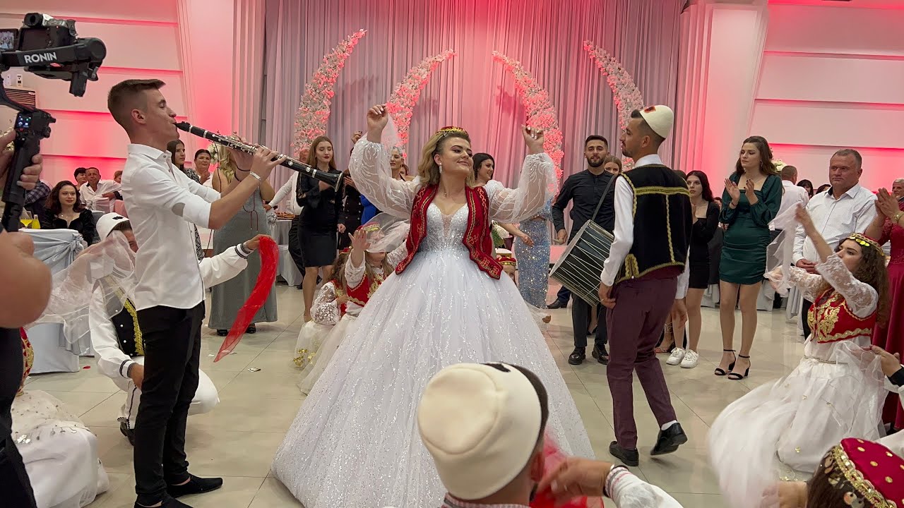 TRADITA ME KOSTUME POPULLORE SHQIPTARE (BLEONA MENTI) FERDI& ALEKSANDER ...