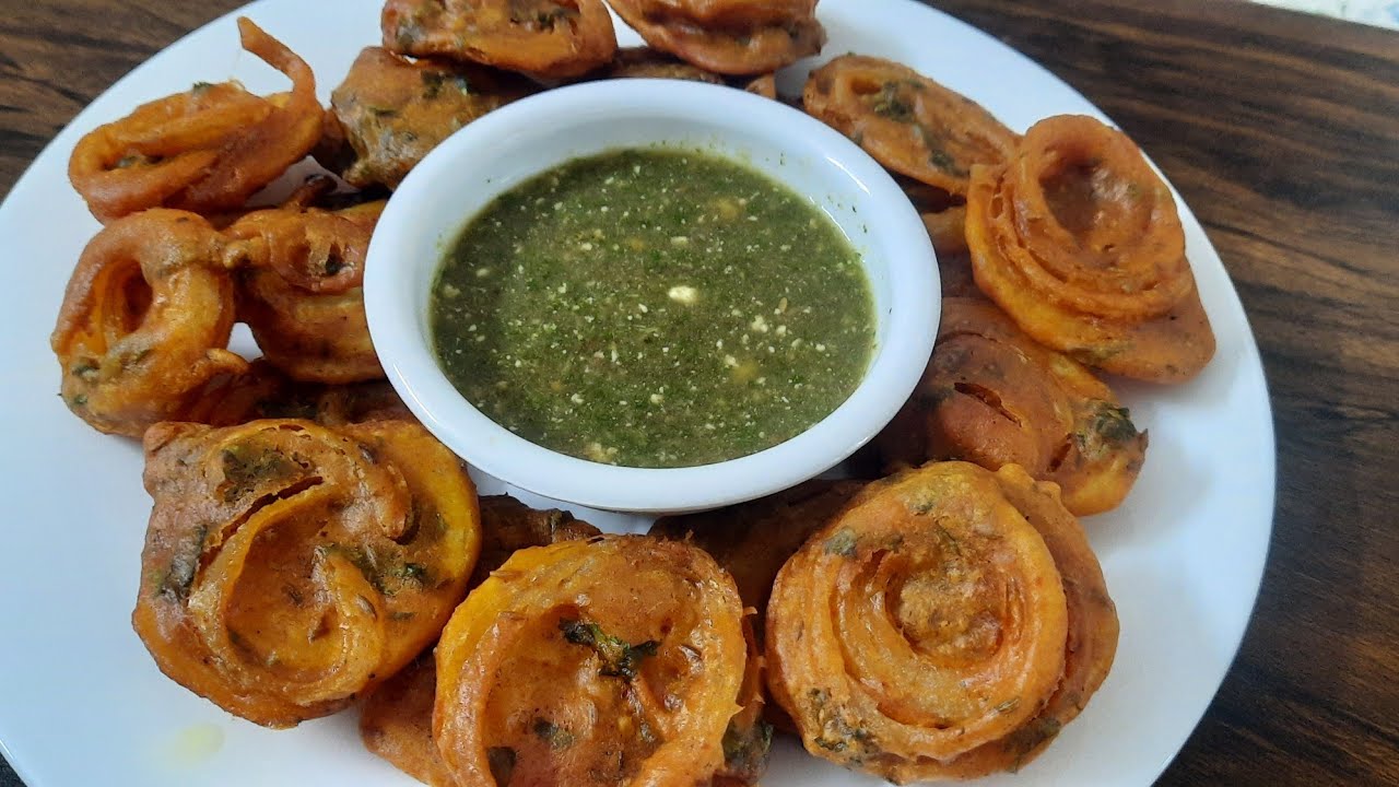 Crispy Aloo pakora recipe ! Aloo piyaz pakoda New recipe pakoda ramzan ...