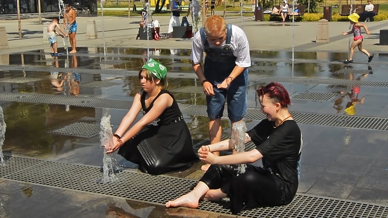 Girls, fountain and wet trousers and dresses-1! / Девушки, фонтан и ...