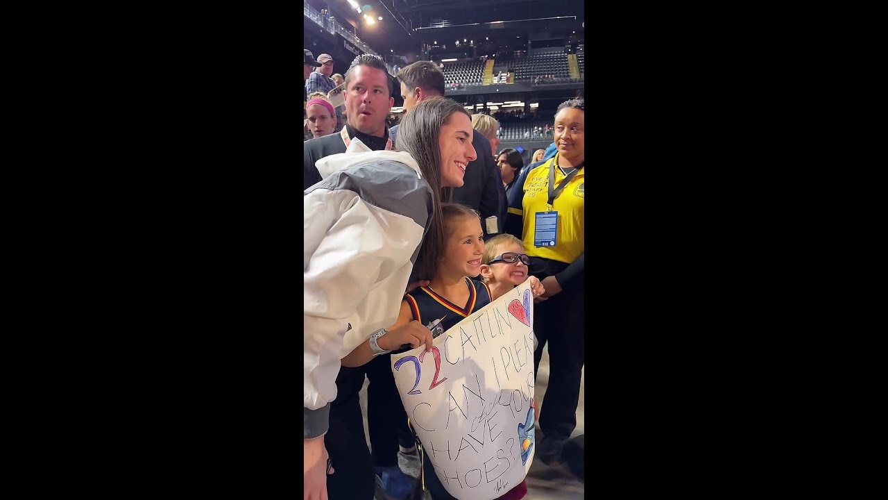 ️ Caitlin Clark signs autographs for fans for 12 minutes | Indiana ...