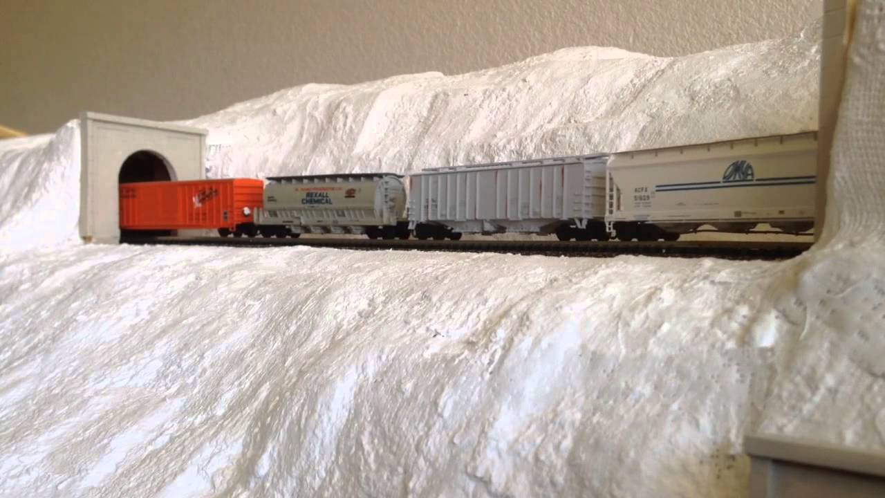 SoCal BNSF N scale train layout - ATSF 5300 passing through cut in the ...