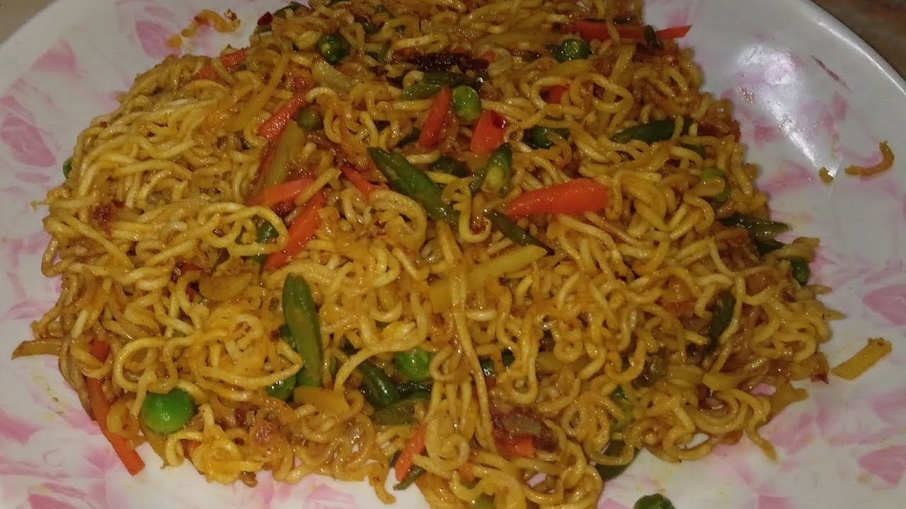 Schezwan maggie || chowmin style ....chinese maggie recipe ... - YouTube