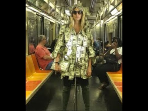 Metroda qızı “soyundurdular”