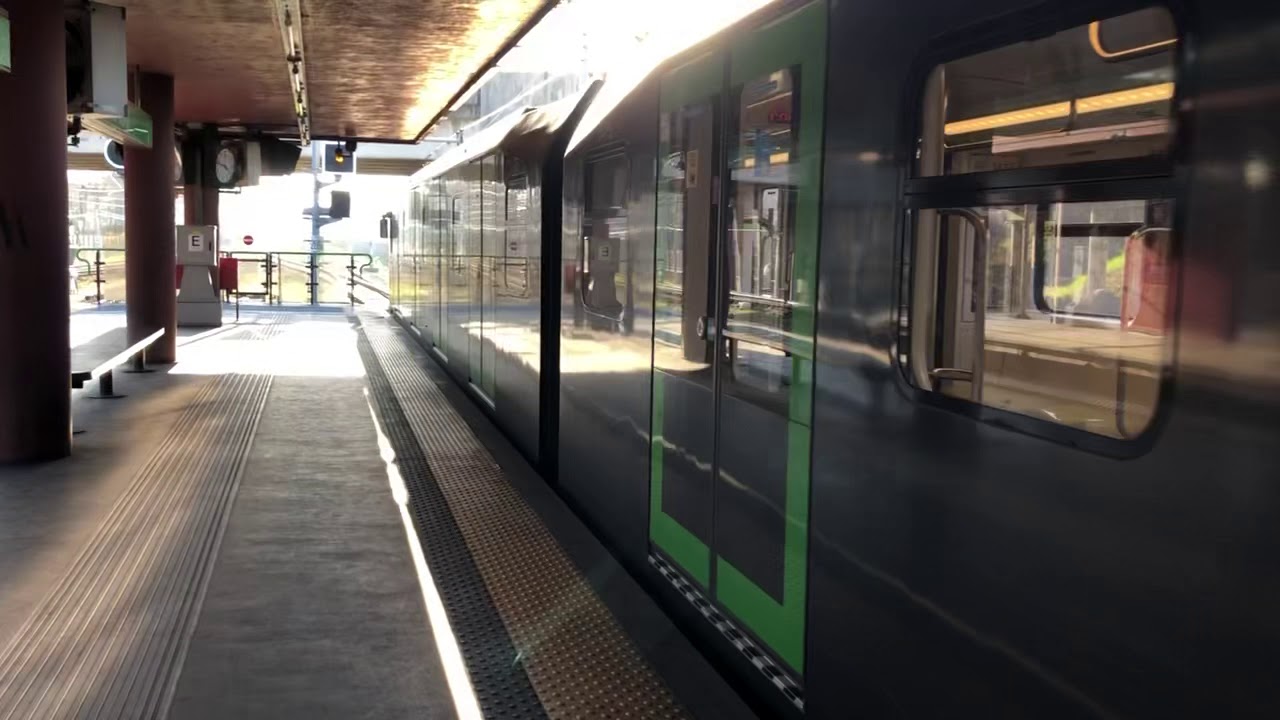 Leonardo linea M2 livrea nera e verde in partenza da Cologno Nord ...